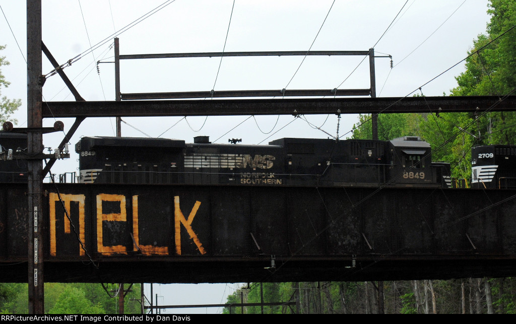 NS C40-9 8849 in crappy looking thoroughbred paint on 14G